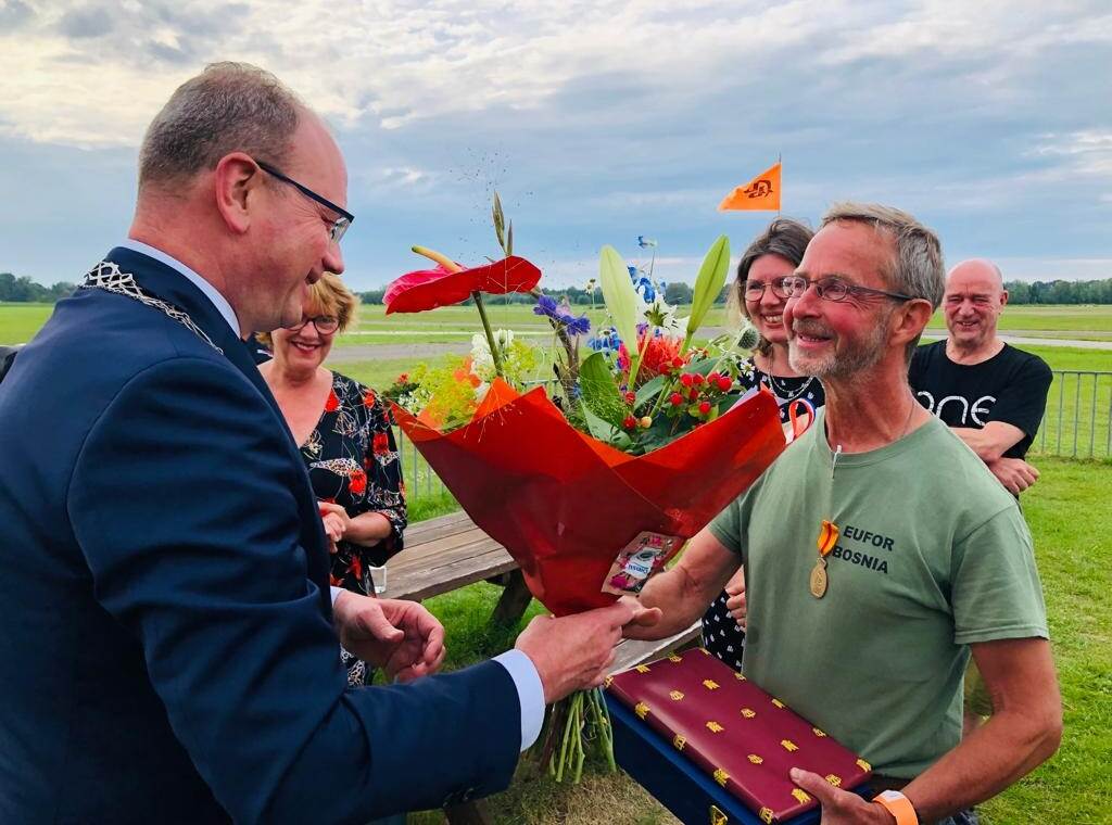 Erepenning voor Menslievend Hulpbetoon voor dappere piloot ... Erepenning voor Menslievend Hulpbetoon voor dappere piloot ...